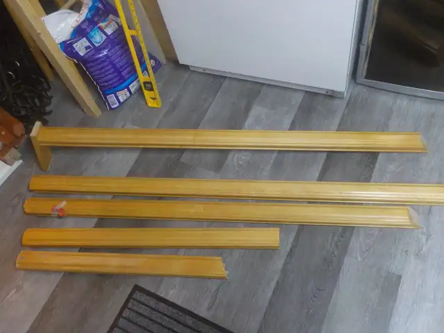 RAMPES EN BOIS AVEC BARREAUX EN MÉTAL | Floors & Walls | Laval / North ...