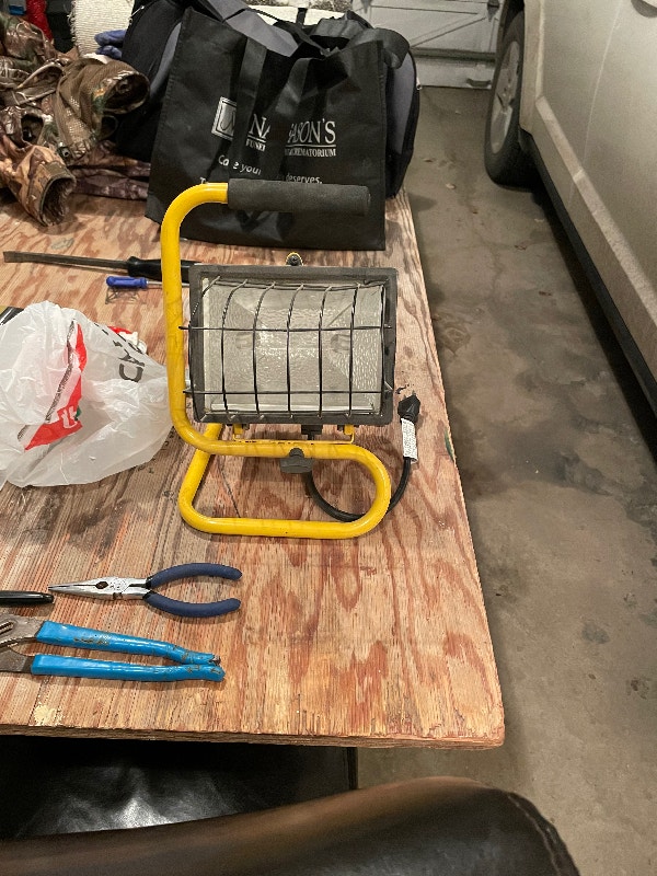 Portable Halogen flood/work light $20 and floodlight for $5 obo ...