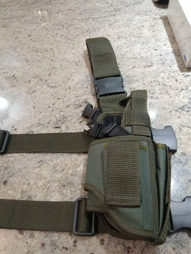 MILITARY OR POLICE RIGHT SIDE LEG GUN HOLSTER AND MAGAZINE POUCH | Arts ...
