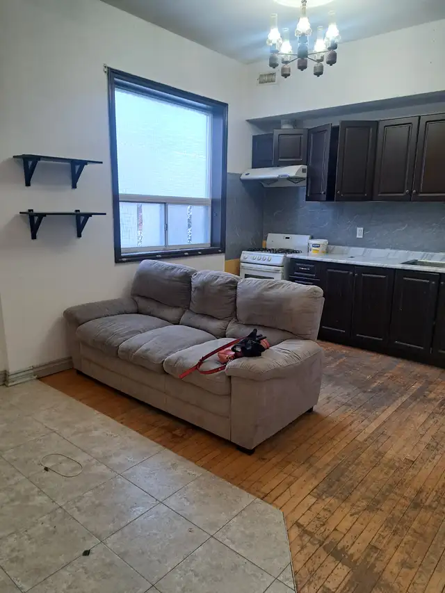 High Park and Lakeshore in Swansea 3 bedrooms upper unit | Long Term ...