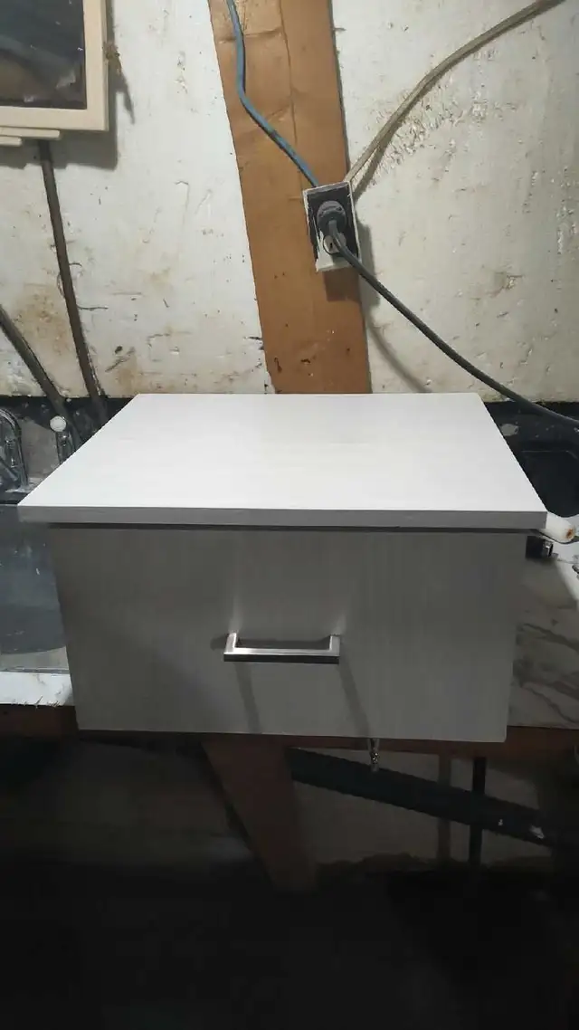 2 tables de nuit autoportantes/2 self-supporting bedside tables ...