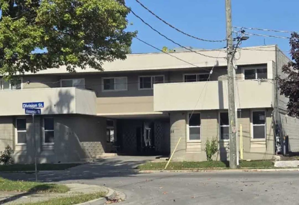 Upper level 2 bedroom 1600$ large balcony | Long Term Rentals | St ...