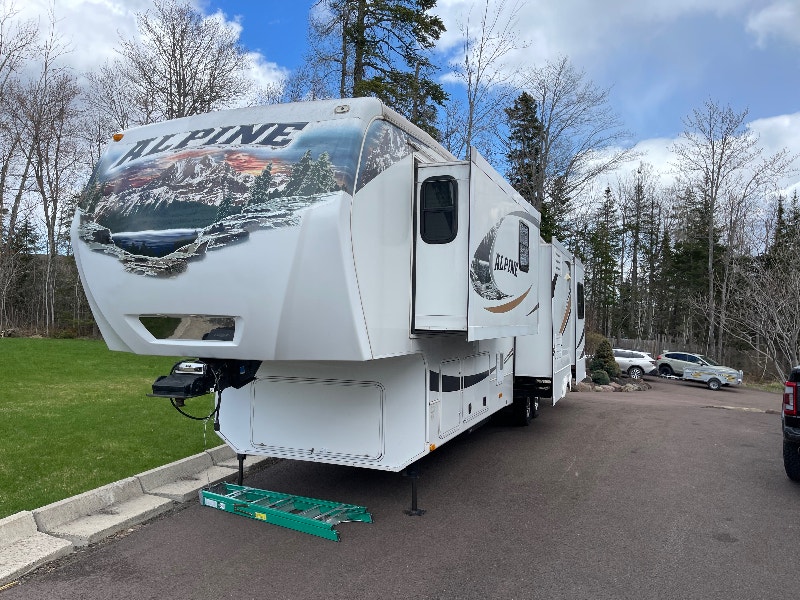 2012 Keystone Alpine 3555RL | Travel Trailers & Campers | Moncton | Kijiji