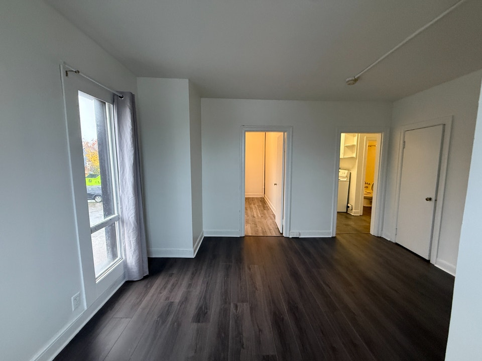 Central 1-Bedroom Apartment High Ceilings | Bus Route | Downtown | Long ...