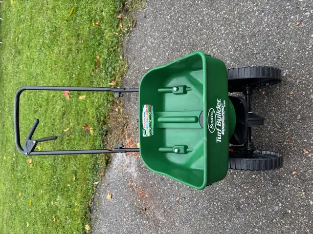 Scotts Turf Builder Mini Edgeguard Broadcast Spreader | Plants ...