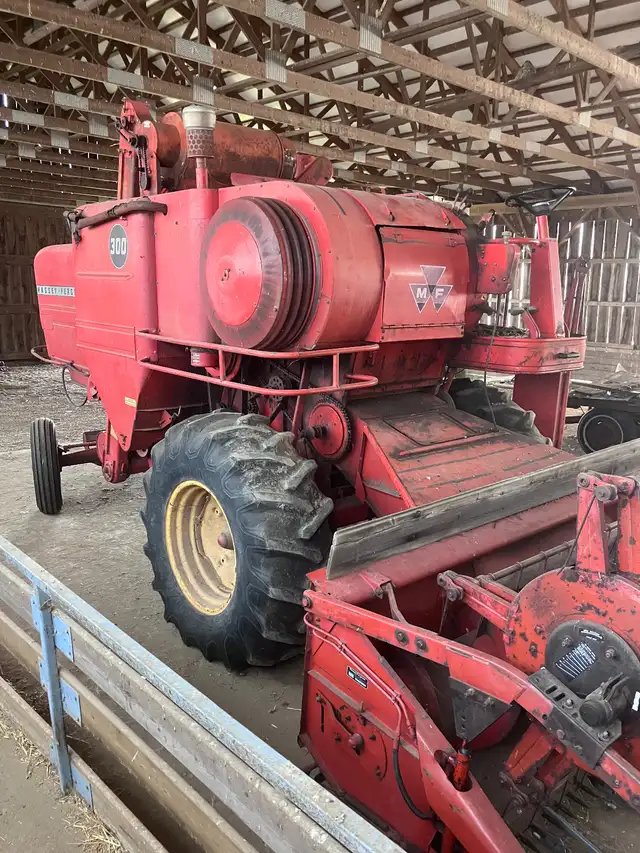 MASSEY FERGUSON 300 Combine with grain head | Farming Equipment ...