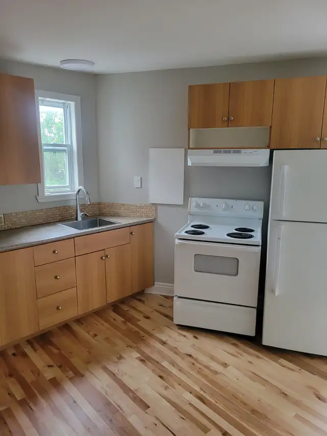 $1595/mth+hydro Wellington Village near LightRail Tunney's depot | Long ...