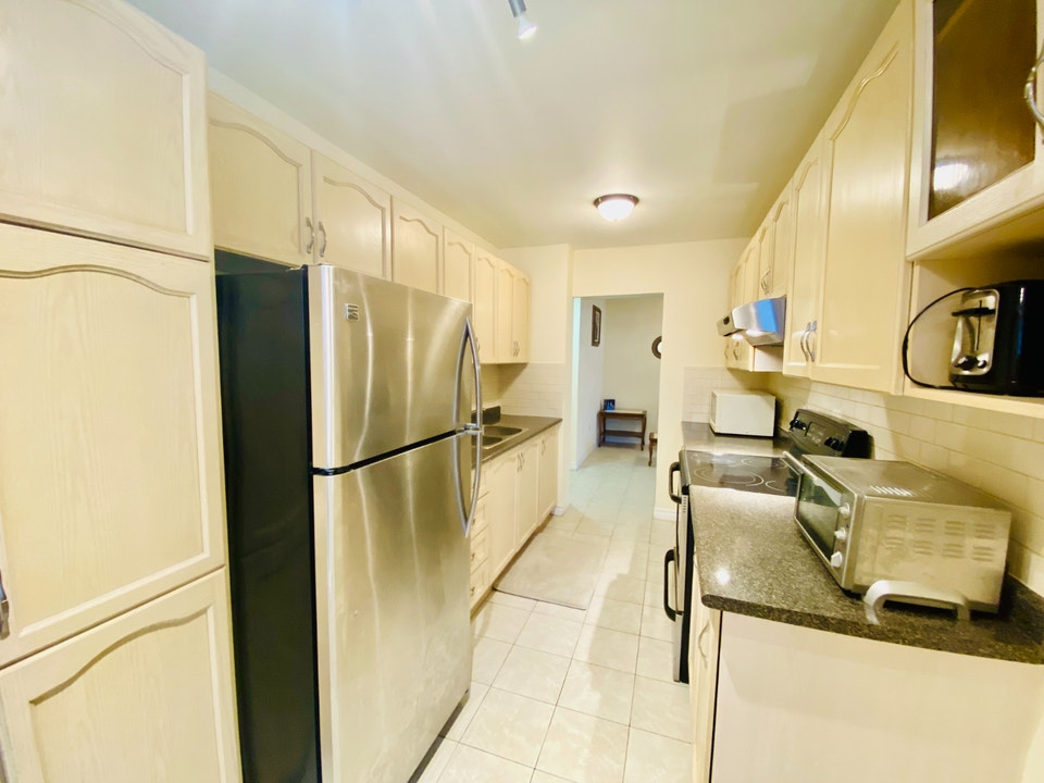 TORONTO 4 RENT GROUND-LEVEL LARGE CORNER SUITE | 401 & KIPLING! | Long ...