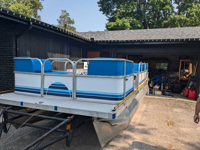 22 ft Pontoon Boat | Powerboats & Motorboats | Barrie | Kijiji