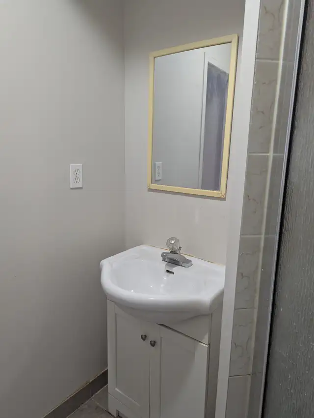 2nd flr Large Room Private Bath Parking @York University Village | Long ...