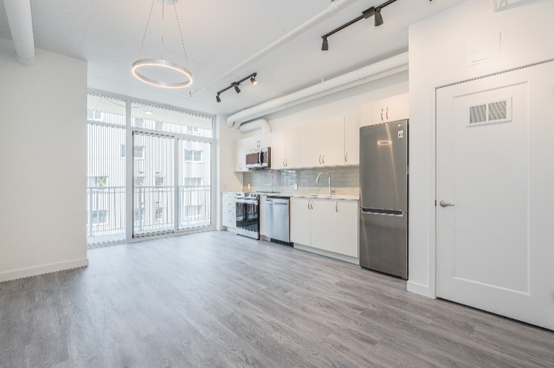 BRAND NEW BUILDING - DOWNTOWN - FREE INTERNET - FLEXIBLE DATES | Long ...