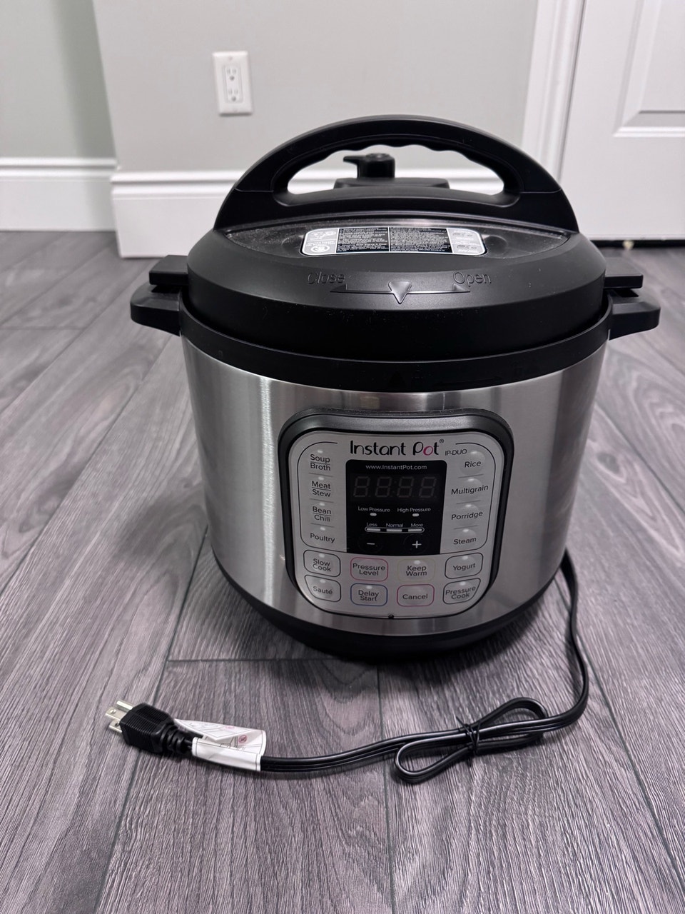 Large Instant Pot Pressure Cooker - Used Once! | Microwaves & Cookers ...