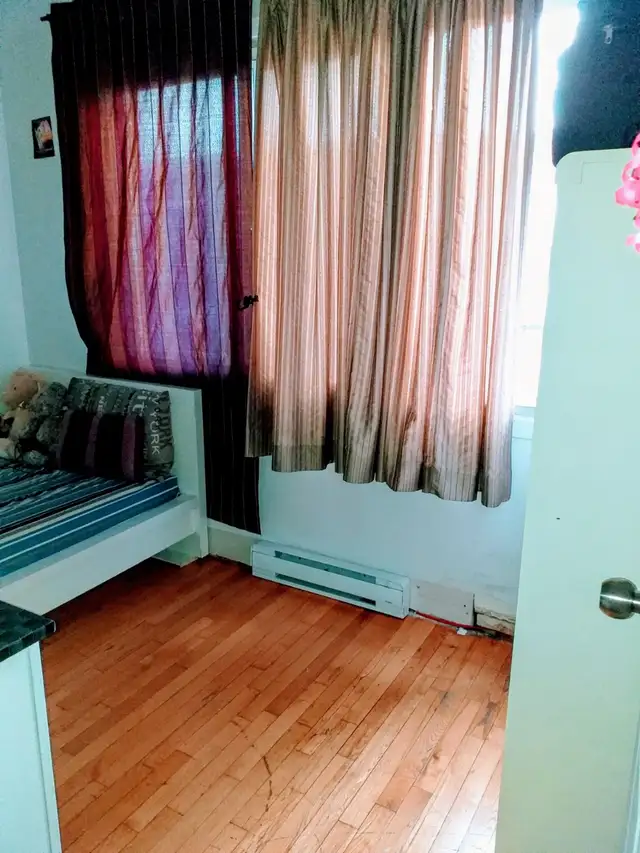Need Girls flatmet Personal room/room for 2,Metro Parc/Frontenac | Room ...