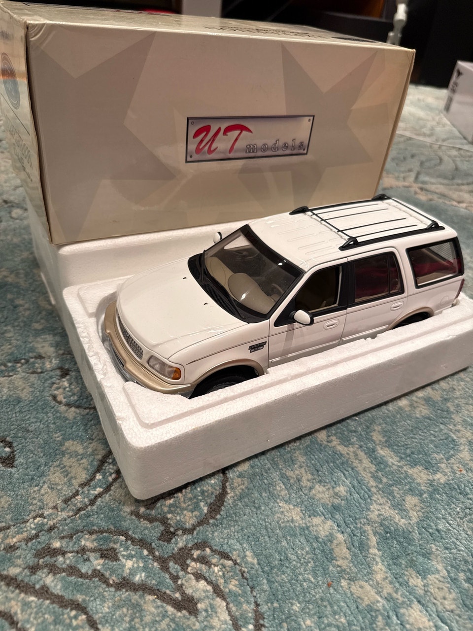 1/18 UT models white Ford Expedition Eddie Bauer | Toys & Games ...