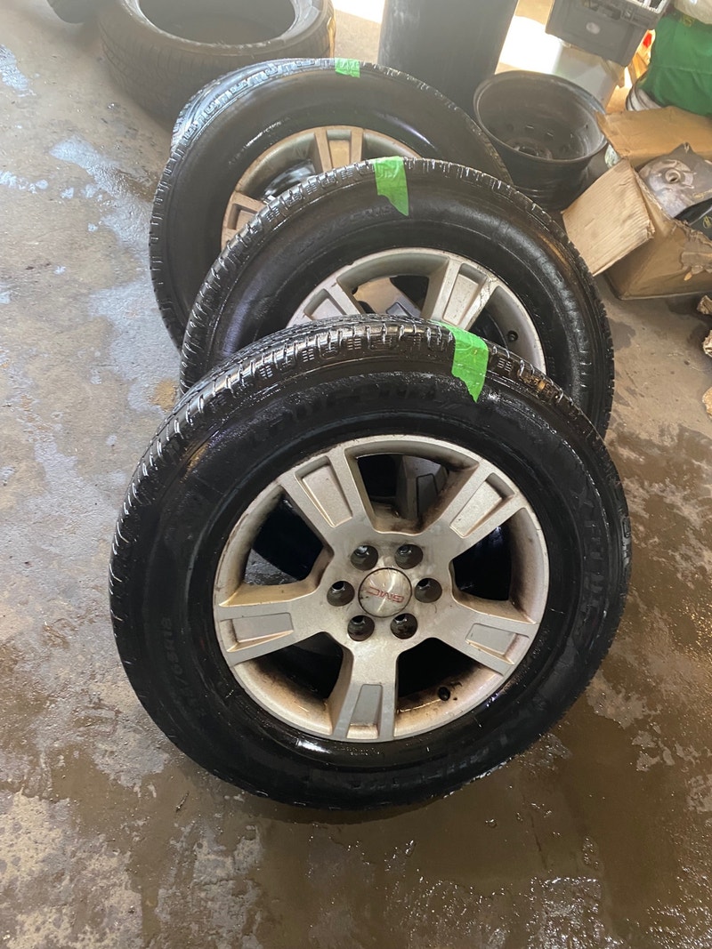 Set of 4 255 65 18 GMC Acadia tires , wheels and sensors $800 fo ...
