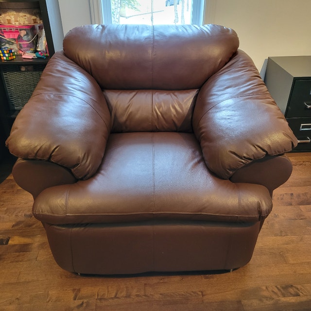 Divan en cuir 2 places et fauteuil brun | Sofas et futons | Sherbrooke ...