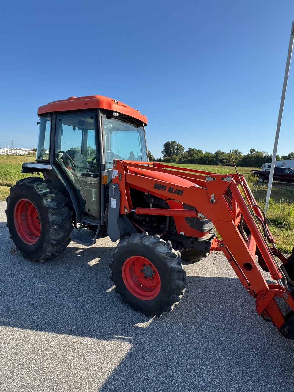 Kioti DL 4x4 tractor diesel engine, front end loader with bucket ...
