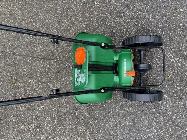 Scotts Turf Builder Mini Edgeguard Broadcast Spreader | Plants ...