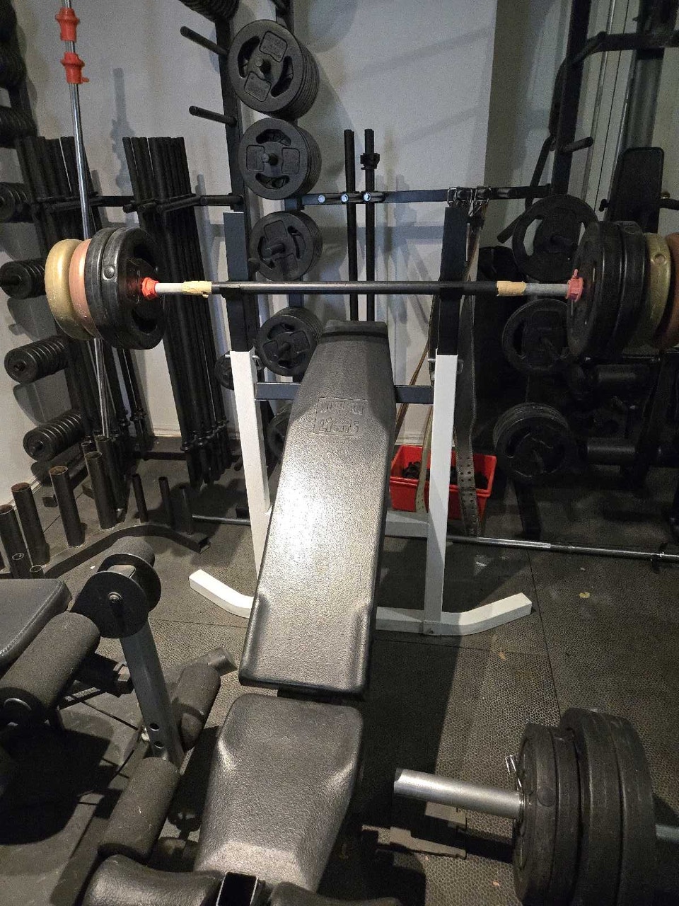 Barre + 80lbs de poids halteres / bench press commercial | Exercise ...