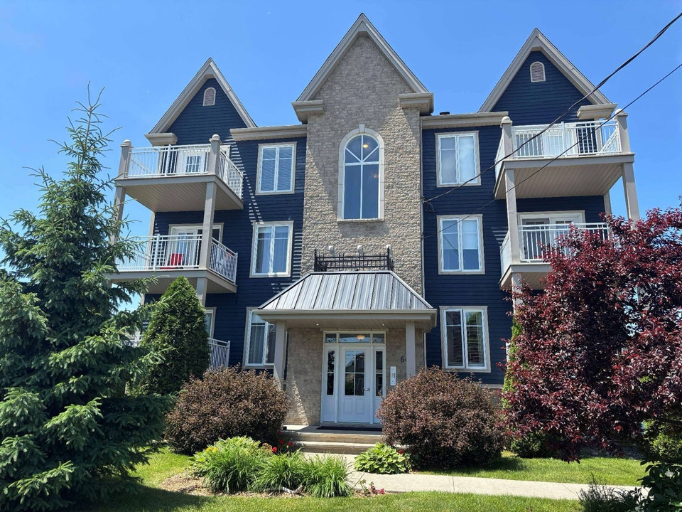 Condo 4 1/2 à louer bord du lac Boivin | Long Term Rentals | Granby ...