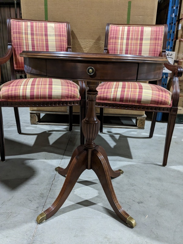 Gibbard Table with 2 Chairs | Autres tables | Ville de Montréal | Kijiji