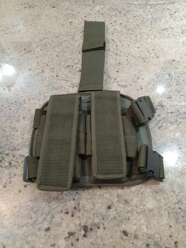 MILITARY OR POLICE RIGHT SIDE LEG GUN HOLSTER AND MAGAZINE POUCH | Arts ...